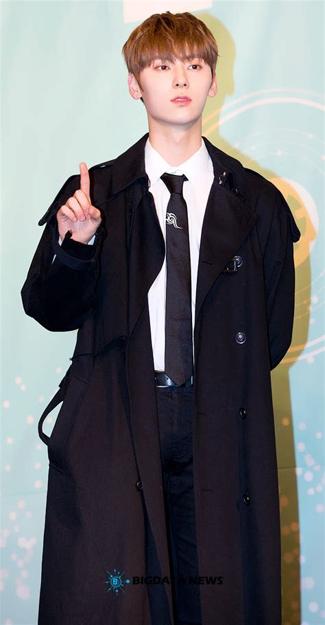 Big포토 워너원wanna One 황민현 눈빛만 바라봐도 심쿵 그 자체잖아