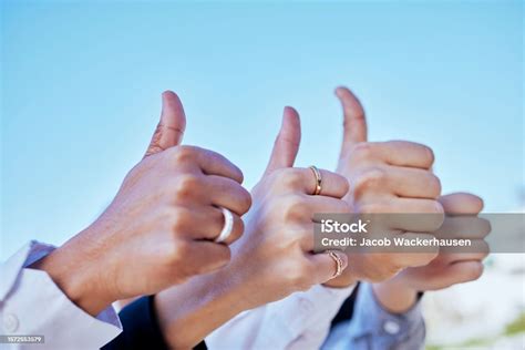 사업가들 손과 엄지 손가락을 동의하고 야외에서 팀워크에 대해 감사하거나 좋은 일을했습니다 엄지손가락 이모티콘을 보여주는 그룹의 손 팀 성공을 위한 예 기호 또는 좋아요 푸른