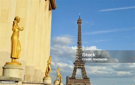 파리의 트로카데로 테라스에 있는 황금 동상 배경에 있는 에펠탑 0명에 대한 스톡 사진 및 기타 이미지 0명 건물 외관 건축 Istock