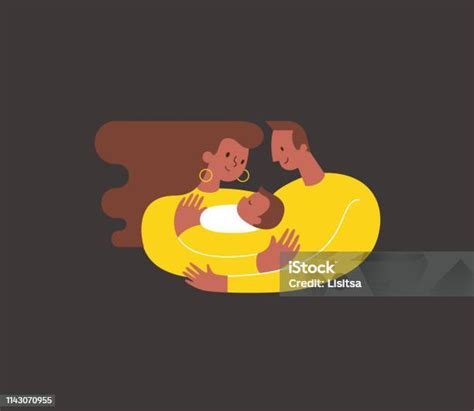 아빠는 포옹 하 고 껴 안고 아기 소년 또는 소녀와 그를 간호 엄마는 아빠와 아들 포옹 신생아를 포용 하 고 사랑과 보살 핌을