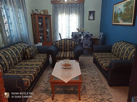 Σαλονι με 1 τραπεζι 2 τραπεζακια 1 τριθεσιος 1 διθεσιος και 1