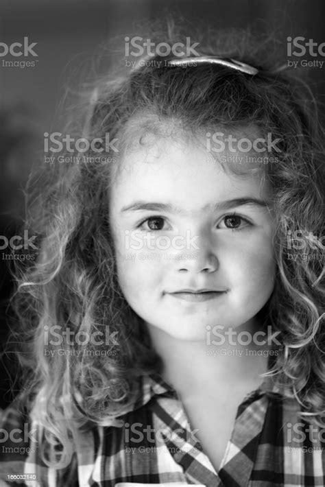 Four Year Old 여자아이 세로는 4 5세에 대한 스톡 사진 및 기타 이미지 4 5세 곱슬 머리 귀여운 Istock