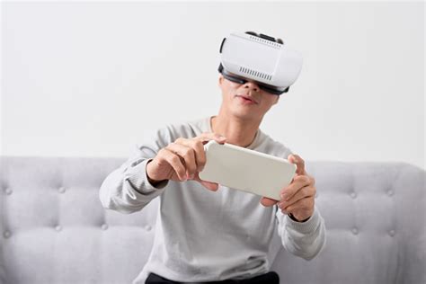 남자는 스마트 폰 내부에 가상 현실 안경을 착용 합니다 Vr 안경 가상 현실 유리 3d 사이버 공간 시뮬레이션 개념 3차원