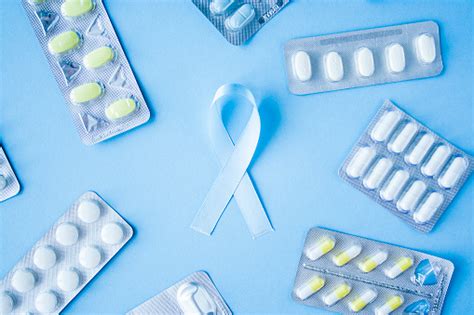 밝은 배경에 많은 알약과 약물 클러스터와 전립선 암의 파란색 리본 기호 암 인식 치료 치료 개념 종양학 및 암종 리본 0명에 대한 스톡 사진 및 기타 이미지 Istock