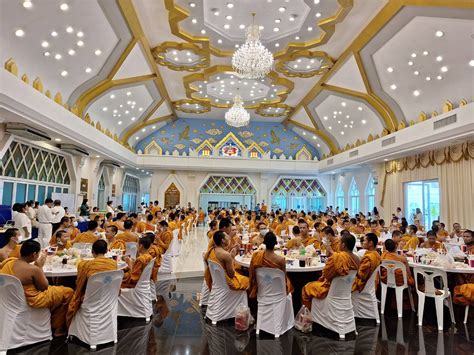 ศรีนานาพร ใจดี ️คุณวิวรรธน์ ไกรพิสิทธิ์กุล ได้ถวายซูชิ ให้แก่พระภิกษุ