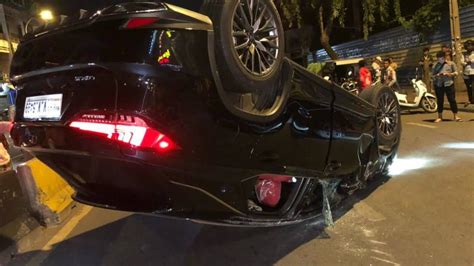 豪车车速过快撞上奔驰翻车 肇事者弃车逃逸 柬埔寨头条