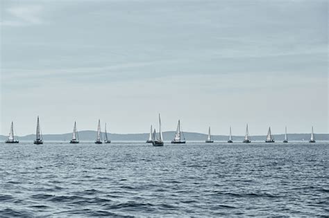 요트와 아름다운 바다 풍경 수평선에 요트의 경주 Regatta 강렬한 경쟁 밝은 색상 풍차와 섬배경에 Regatta에 대한 스톡 사진 및 기타 이미지 Istock