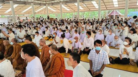 คณะสงฆ์ ญาติโยมร่วมพิธีสรงน้ำสรีระสังขารหลวงปู่แสง ที่วัดป่าดงสว่าง