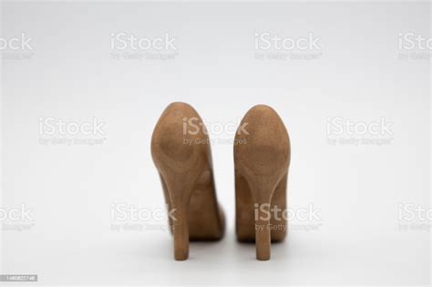 나무로 만든 여성용 신발 한 켤레 흰색 배경에 아름 다운 굽 높은 나무 신발입니다 여성 컨셉에 사용되는 수제 신발 0명에 대한