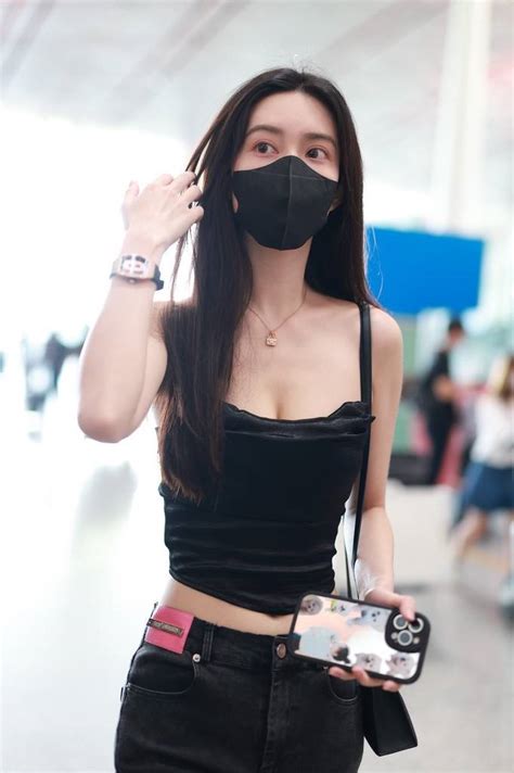 孟子义现身北京机场 身着黑色吊带时尚性感 搜狐大视野 搜狐新闻