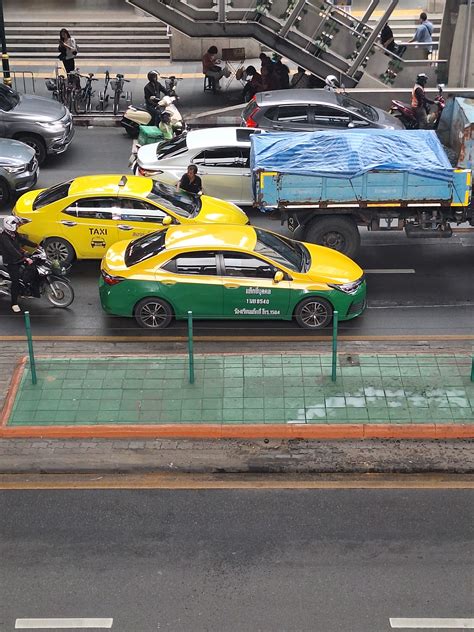 Bangkok แก๊งเช็ดกระจกแยกอโศกนี่หน้าที่ใครดูแลครับครับ มากันทั้งโขยง นั่งอยู่ใต้บันไดนั่นใช่