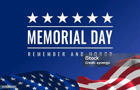현충일 포스터를 기억하고 기립니다 미국 기념일 축하 미국 국경일 흰색 텍스트가 있고 파란색 배경에 미국 깃발을 흔드는 초대장 템플릿 전쟁기념 공휴일에 대한 스톡 벡터 아트