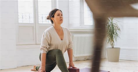 가벼운 스튜디오에서 장비를 갖춘 스포츠웨어 Ptactice 요가를 입은 매력적인 중년 갈색 머리 여자 사진 Unsplash의 운동 이미지