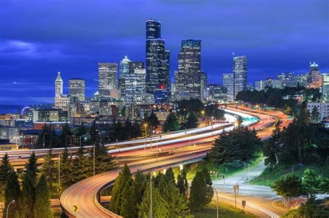 시애틀 워싱턴 미국 다운타운 스카이라인 및 고속도로 프리미엄 사진