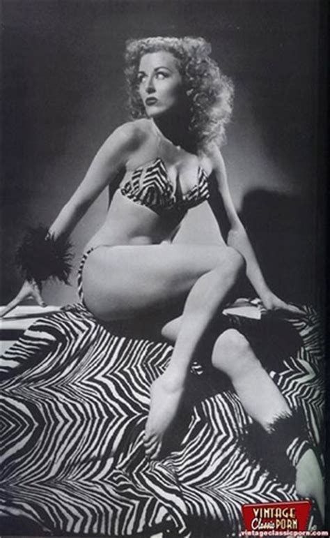 Very Pretty Pin Up Girls Love Posing Naked In The Fourti XXX Dessert