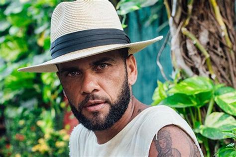 Dani Alves posta sem camisa e fãs notam Tem uma ro ali atrás