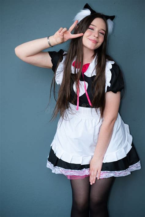 Cosplayer Vestido De Sirvienta Japonesa Foto De Archivo Imagen De