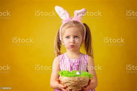 토끼 귀와 부활절에 대 한 계란 바구니를 가진 유아 금발 행복 한 소녀 2 3 살에 대한 스톡 사진 및 기타 이미지 2 3 살 귀 부분 귀여운 Istock