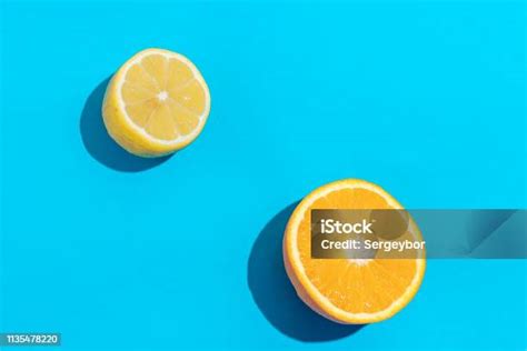 신선한 레몬과 오렌지 파란색 배경에 고립의 평면도 과일 최소한의 개념입니다 0명에 대한 스톡 사진 및 기타 이미지 0명 과일 노랑 Istock