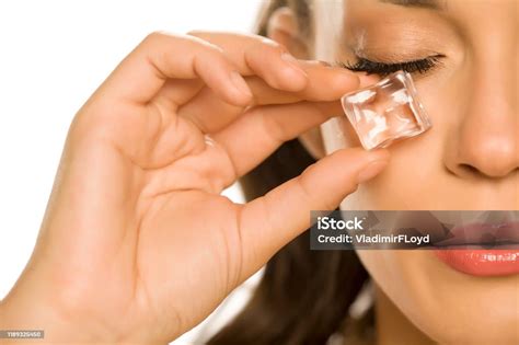 흰색 배경에 눈 아래 얼음 큐브를 들고 젊은 아름다운 여자 얼음에 대한 스톡 사진 및 기타 이미지 얼음 사람 얼굴 피부