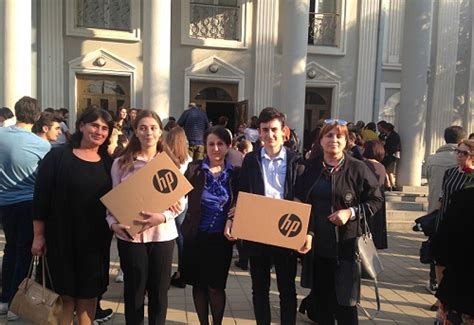 ჩხორიის საჯარო სკოლის წარჩინებული მოსწავლეები კომპიუტერებით დაჯილდოვდნენ ეტალონი