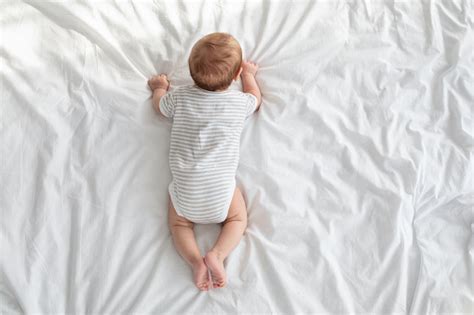 아기 발달 개념 침대에서 기어 다니는 유아 어린이의 최고 보기 아기에 대한 스톡 사진 및 기타 이미지 아기 등 가정의 방