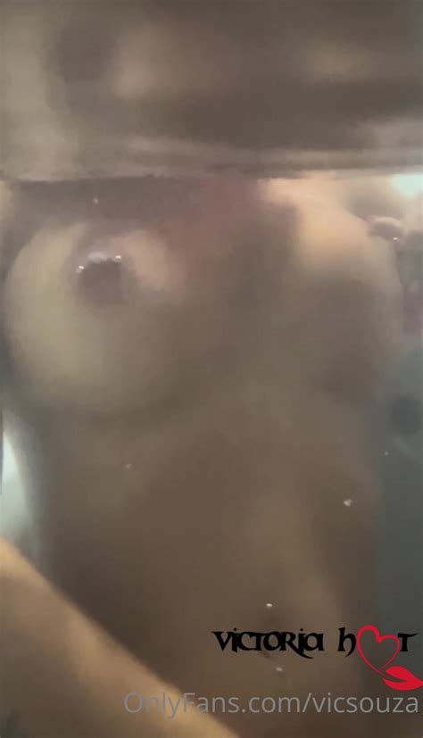 Siliconed Hottie Naked In The Jacuzzi Decides To Masturbate Her Pussy Underwater Cnn Amador