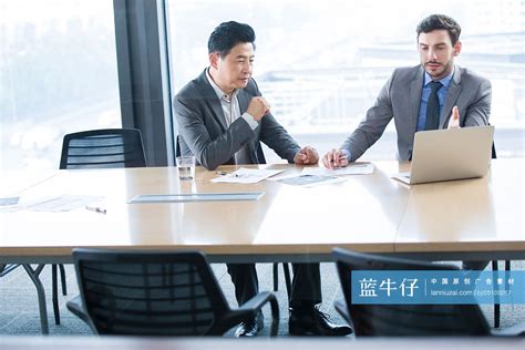 商务人士在会议室谈论工作 蓝牛仔影像 中国原创广告影像素材