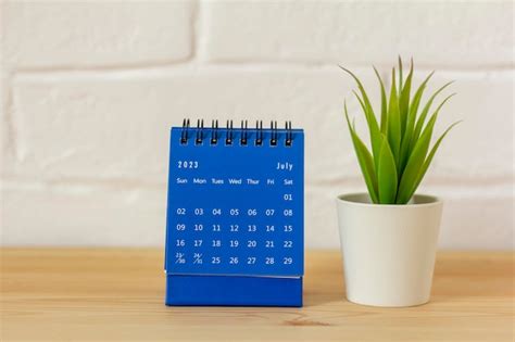 Calendario De Escritorio Para Julio De 2023 Sobre La Mesa Con Un