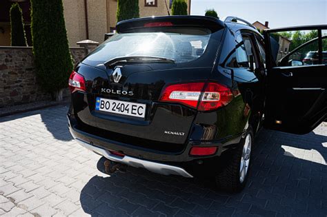 검은 르노 콜레오스 자동차는 열린 문과 햇빛이 있는 진입로에 주차되어 있습니다 0명에 대한 스톡 사진 및 기타 이미지 0명 Renault 검은색 Istock