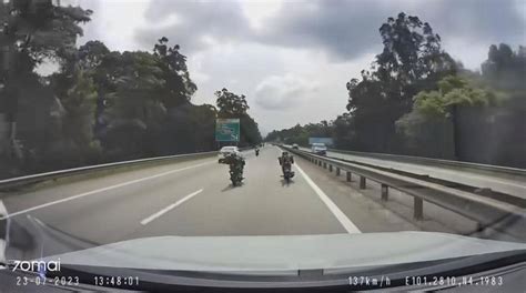 Polis Tahan Dua Lelaki Tunggang Motosikal Ala Superman Kosmo Digital