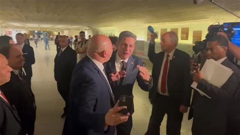 Vídeo Parlamentares se desentendem na CPI e levam discussão para corredores do Congresso
