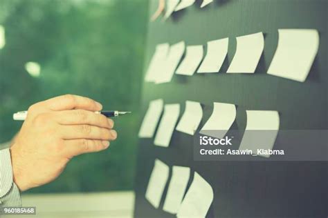 계획 위험 및 프로젝트 관리 비즈니스 사업가 회의실에서 프레 젠 테이 션 중 화이트 보드에 그의 아이디어를 퍼 팅에서 전략 플립 차트에 작성 하는 펜으로 손에 집중 개념에