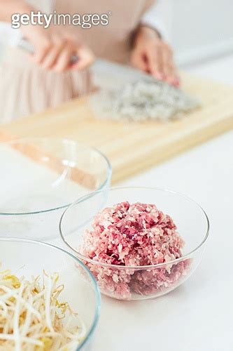 가정주방 주방 음식재료 음식 요리하기 음식준비 레시피 당면 썰기 다진고기 음식상태 신선 이미지