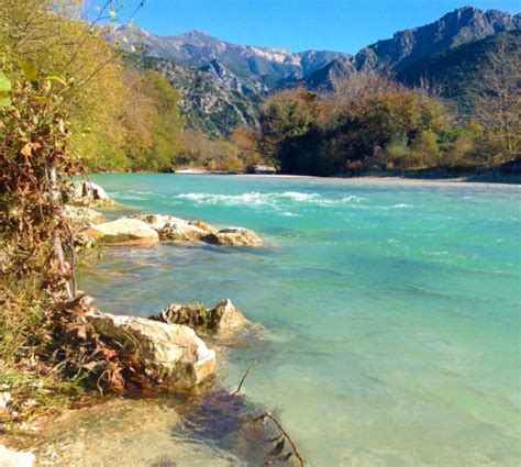 Βγαλμένο από το ομορφότερο όνειρο Το ελληνικό χωριό δίπλα στο ποτάμι που το επισκέπτονται