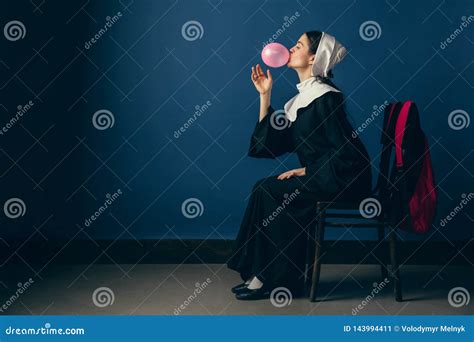 Mujer Joven Medieval Como Monja Imagen De Archivo Imagen De Monja