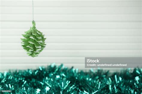 매달려 자연 백색 나무 배경에 밝은 반짝이와 반짝이 녹색 소나무 콘의 크리스마스 장식의 화려한 크리스마스 사진 그림 0명에 대한 스톡 사진 및 기타 이미지 Istock