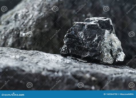 Miniera Di Carbone Nera Con Messa A Fuoco Morbida Barre Di Carbone Di Antracite Su Fondo Scuro