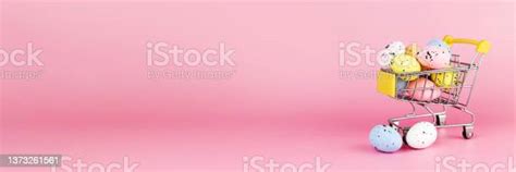 분홍색 배경에 장바구니에 화려한 부활절 메추라기 계란 공간을 복사합니다 최소한의 부활절 개념 기치 0명에 대한 스톡 사진 및 기타 이미지 Istock