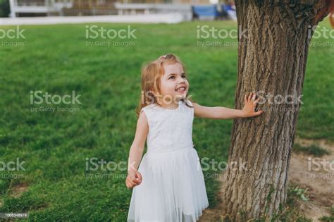 귀여운 아이 아기 소녀 빛에서 미소 서 복장과 도시 공원에서 푸른 잔디에 나무에 어머니 딸 아이입니다 어머니의 날 사랑 가족