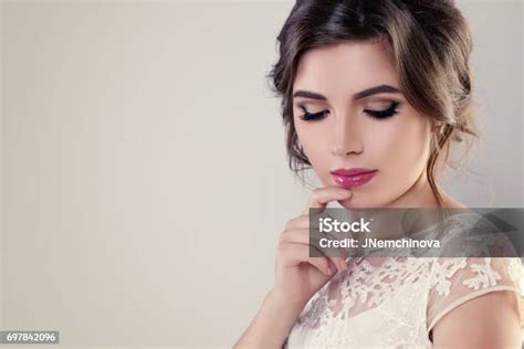 신부 메이크업입니다 헤어스타일과 웨딩 메이크업으로 아름 다운 젊은 여자 약혼녀 갈색 머리에 대한 스톡 사진 및 기타 이미지 갈색 머리 개인 장식품 건강한 생활방식