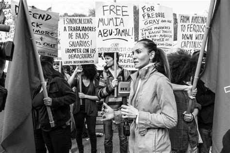 무료 이미지 검정색과 흰색 사람들 도로 거리 사진술 도시의 맨해튼 군중 텔레비전 단색화 Bw 하부 구조 뉴욕시 스냅 사진 아니 레 블랑 누에바