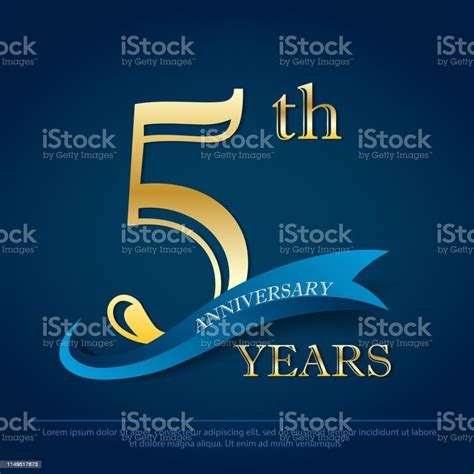 기념일 축 하 엠 블 럼 5 주년 기념 황금 로고 블루 리본 어두운 파란색 배경에 벡터 일러스트 레이 션 템플릿 디자인 축 하