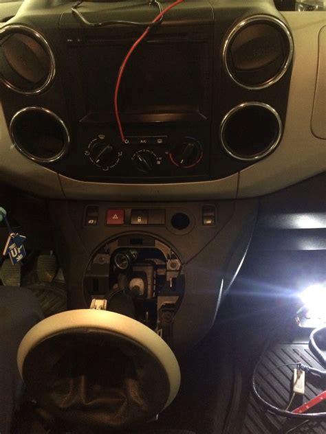 Usb зарядка — Peugeot Partner Tepee 1 6 л 2013 года аксессуары Drive2