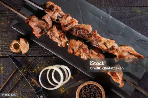 케밥 구운 고기 꼬치 Shish 케밥 오래 된 어두운 나무 테이블 배경에 샤슬릭에 대한 스톡 사진 및 기타 이미지 샤슬릭 닭고기 꼬챙이 Istock