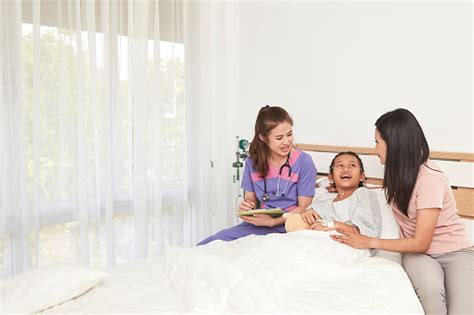 젊은 아시아 여자 환자와 의사는 동안 웃 고 어머니를 방문와 서 가족에 대한 스톡 사진 및 기타 이미지 가족 건강 진단 건강관리와 의술 Istock