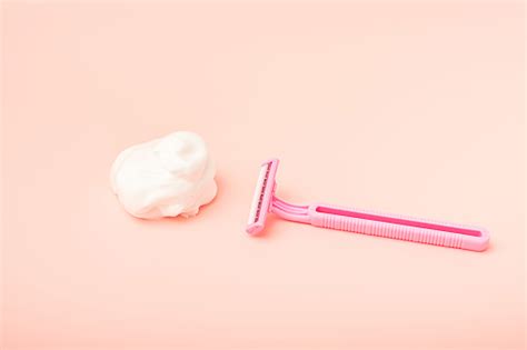 파스텔 핑크 배경에 일회용 핑크 면도기와 화이트 면도 폼 면도날에 대한 스톡 사진 및 기타 이미지 면도날 분홍 개성 개념