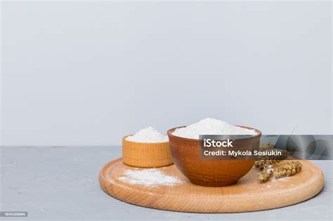 색깔이있는 배경에 밀 스파이크 렛이있는 나무 그릇에 밀가루를 평평하게 놓습니다 세계 밀 위기 1위에 대한 스톡 사진 및 기타
