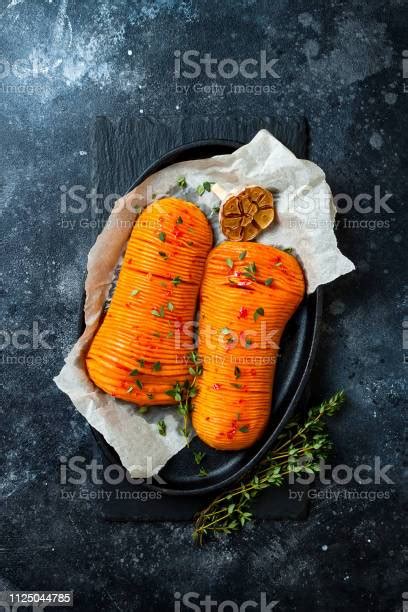 하 리사 볶은 핫 셀 백 타임 및 마늘을 곁들인 호박 추수 감사절 저녁 식사 조리법 비 건 건강 계절가을 또는가을 음식 버터너트