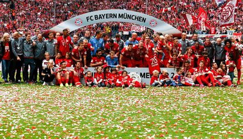 Bayern Monachium świętuje mistrzostwo Niemiec Lewandowski z medalem